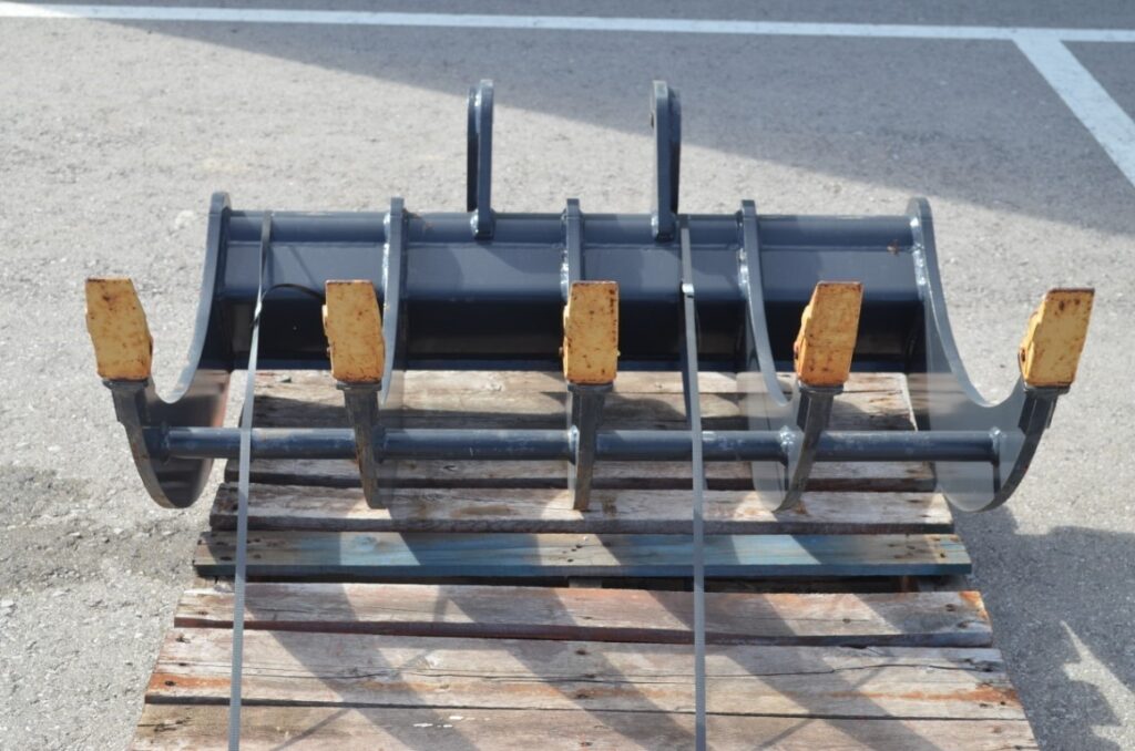 Cotech 42″ root rake bucket – Hahn Farms Ltd.