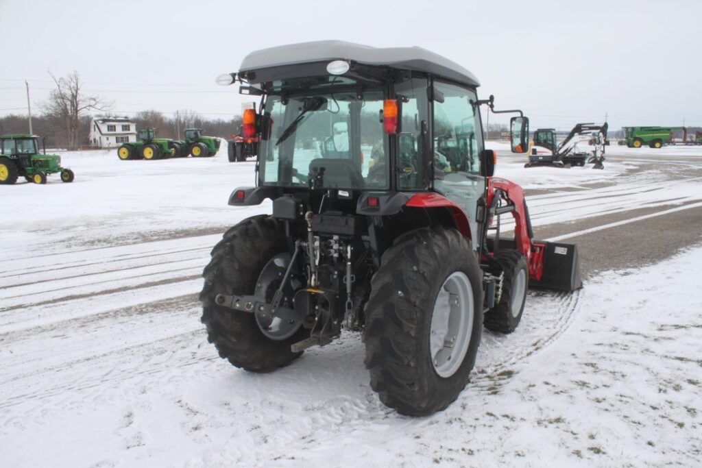 MF 1735M 4wd,compact tractor, cab/air, loader – Hahn Farms Ltd.