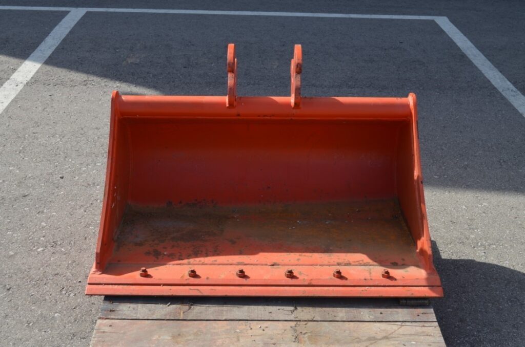 Rivard 42″ ditching bucket – Hahn Farms Ltd.